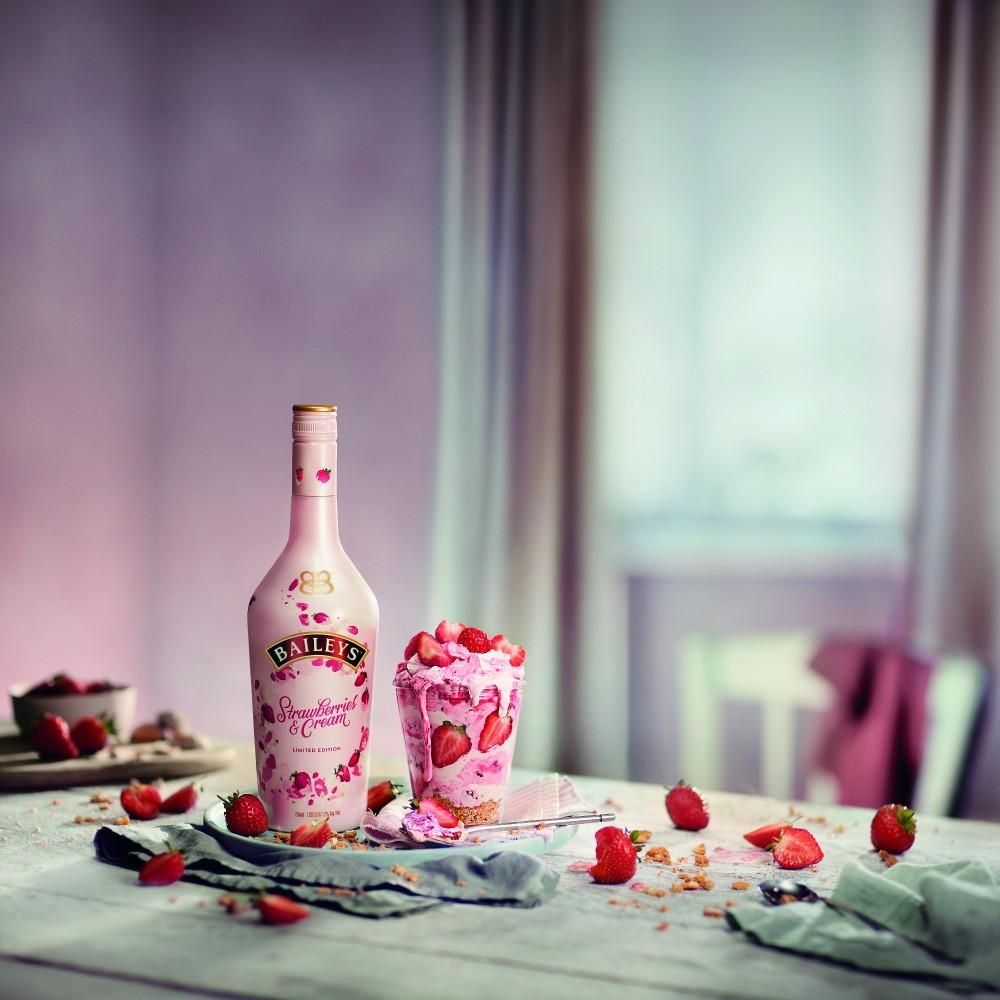 Baileys Strawberries & Cream Liqueur - Aelia Duty Free Lima